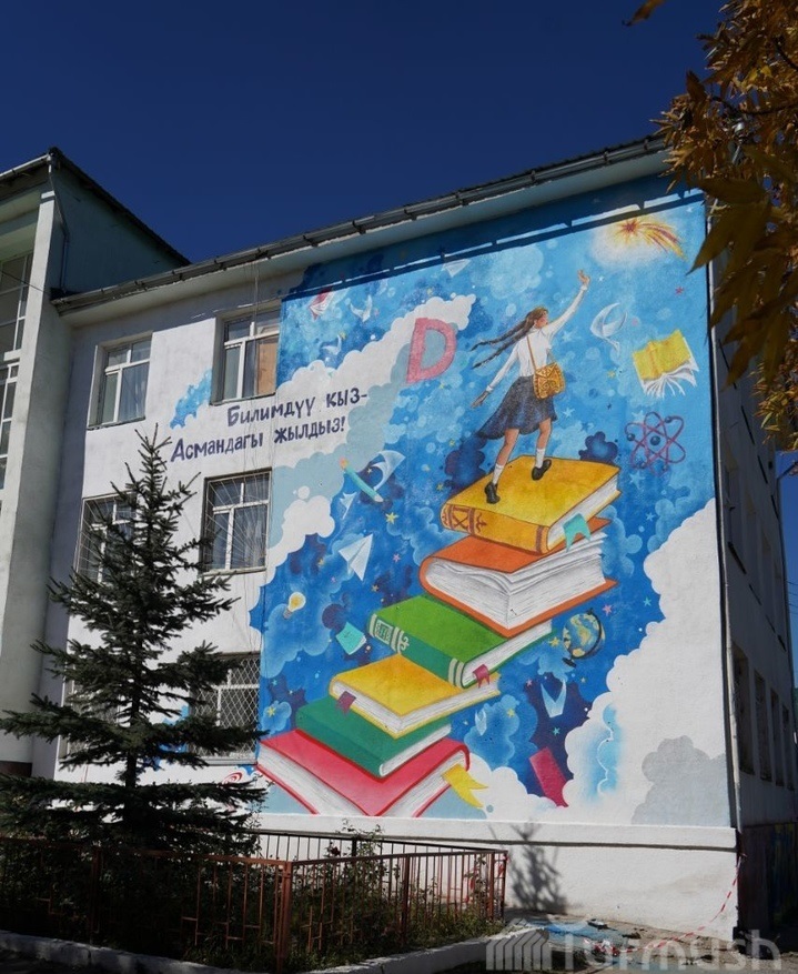 В КАРАКОЛЕ НА ЗДАНИИ ШКОЛЫ ПОЯВИЛСЯ МУРАЛ С ПРИЗЫВОМ К ШКОЛЬНИЦАМ ...